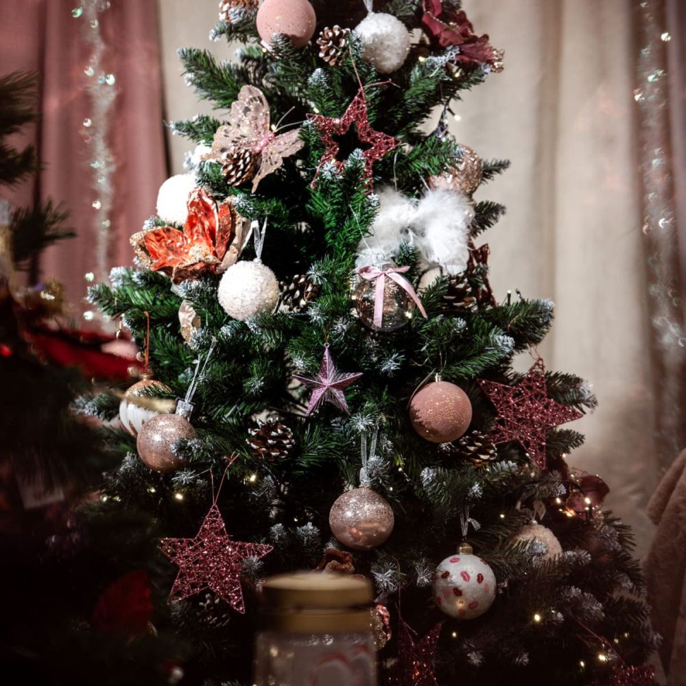 Craciun Romantic: idei de impodobit bradul roz cu alb, poze si sfaturi