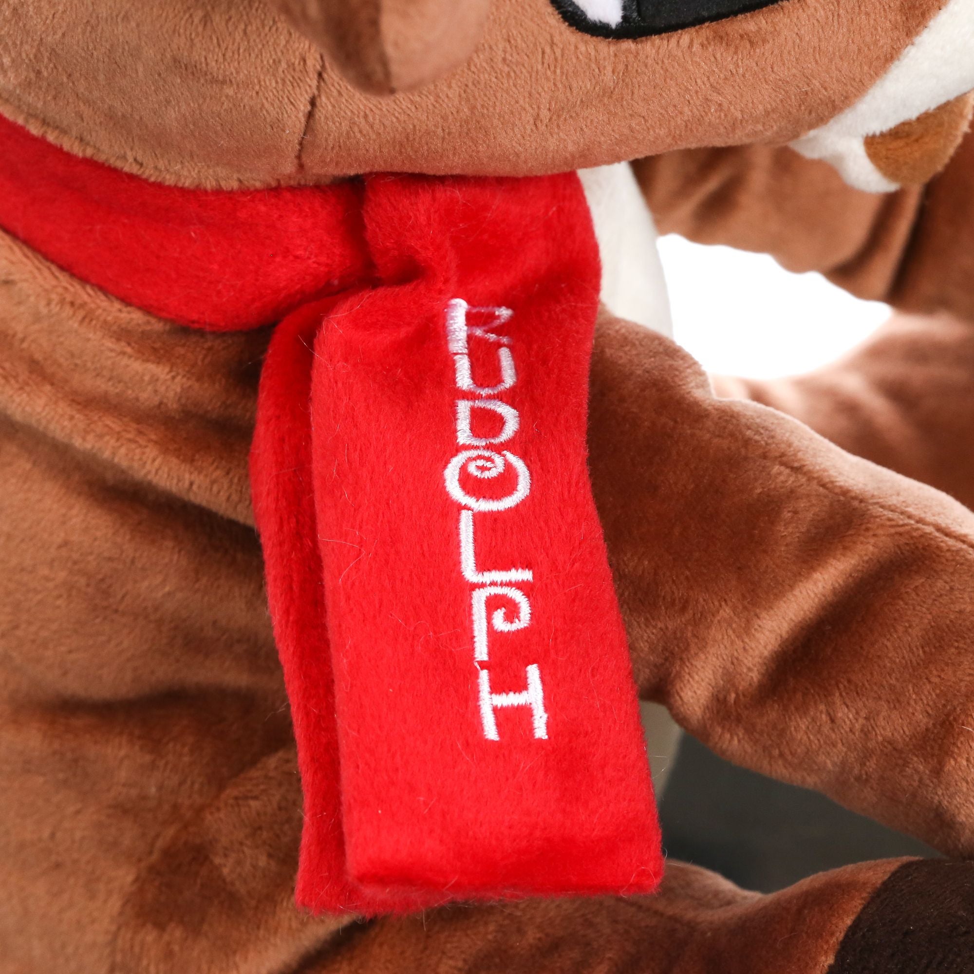 Figurina Craciun, ren cu nas rosu, muzical, poliester, inaltime 28 cm, maro