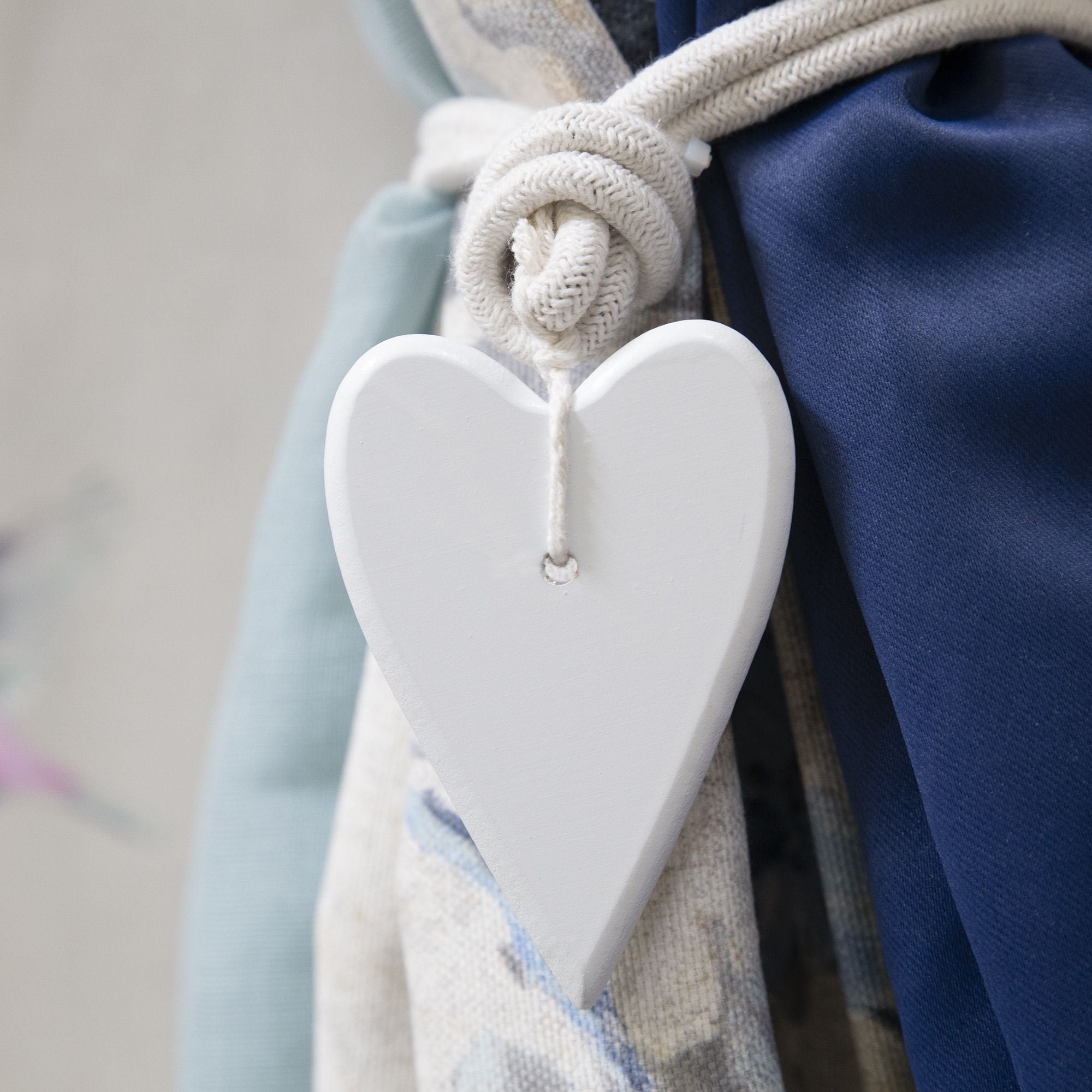 Prindere draperie Inspire Tiziana, model inima lemn, 40 cm, alb