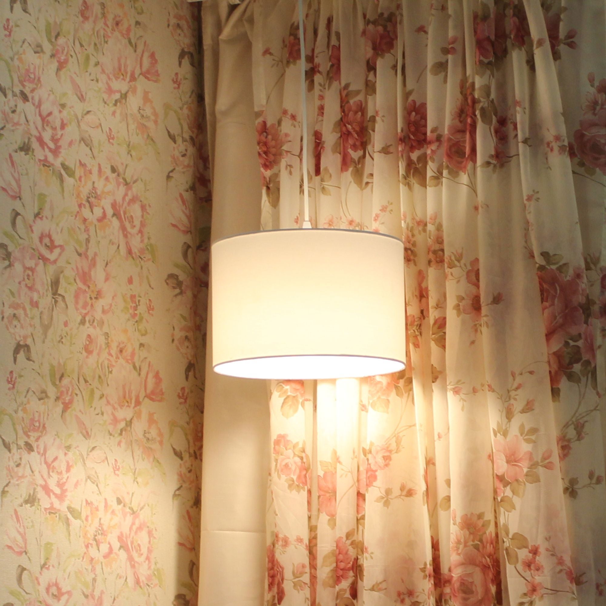 Tapet roz, model flori pastel (pret / rola)