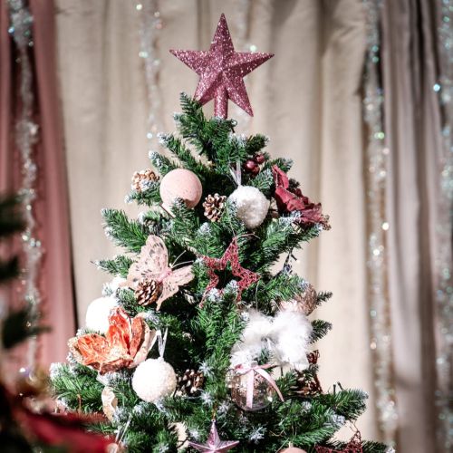 Craciun Romantic: idei de impodobit bradul roz cu alb, poze si sfaturi
